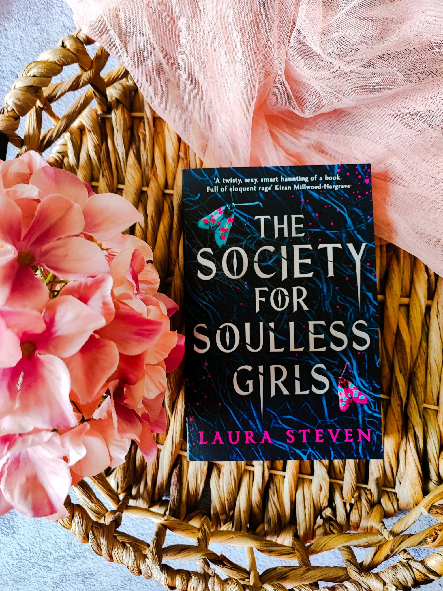 Review: The Society For Soulless Girls by Laura Steven - Roelia Reads